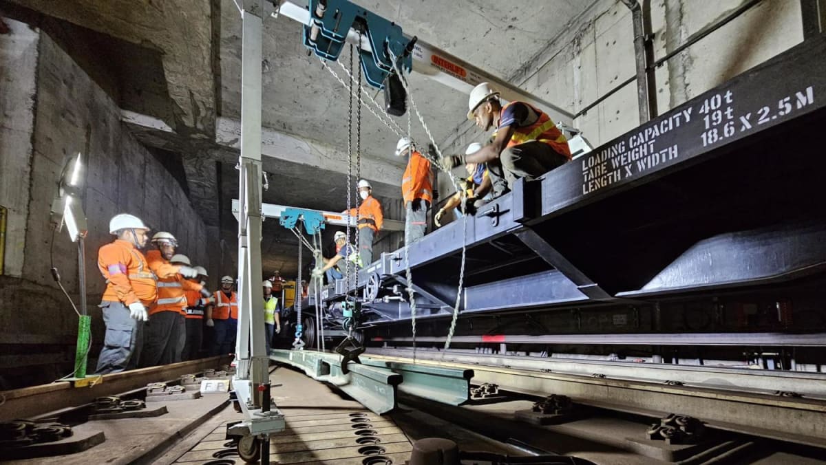 Circle Line delay: Commuters urged to use other MRT routes while crack ...