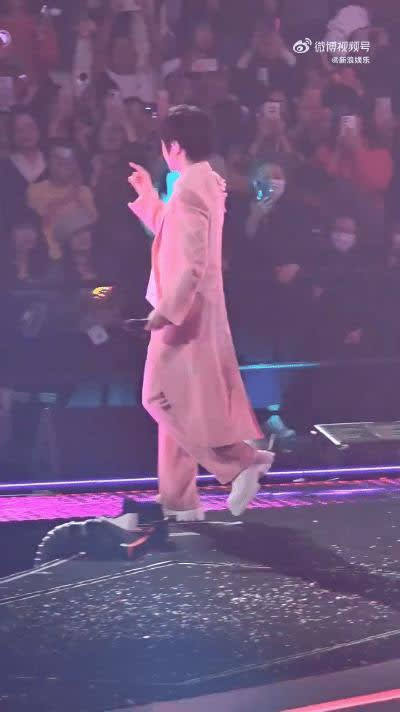 Mayday’s Ashin Falls Off Stage During Concert With F4 Members - 8days