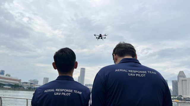 警方出动无人机计算人流 管控滨海湾跨年人潮 - 8world