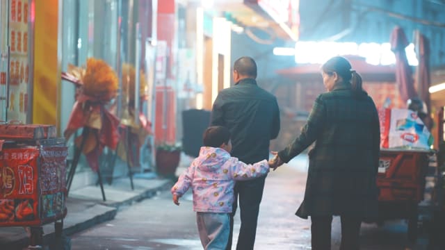 雇主突然失踪 中国保姆带女婴回家一养就是三年 - 8world