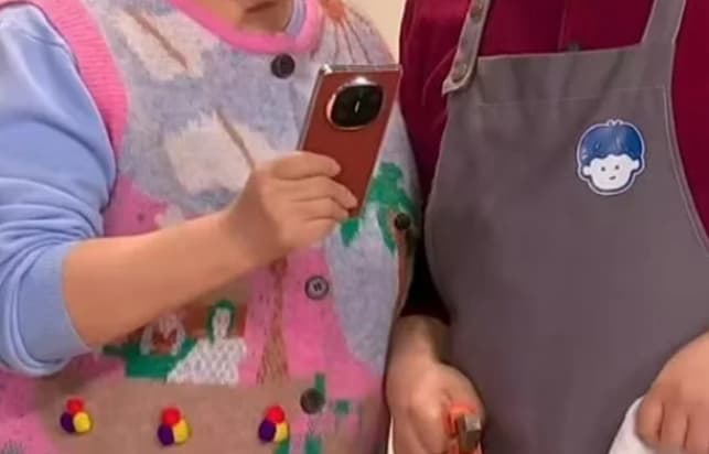 CCTV Spring Festival Gala Host Caught Using iPhone At The Huawei ...