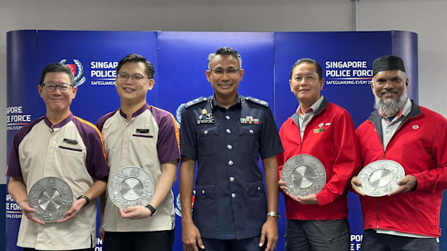 见义勇为捉非礼犯 四公交职员获奖表扬 - 8world