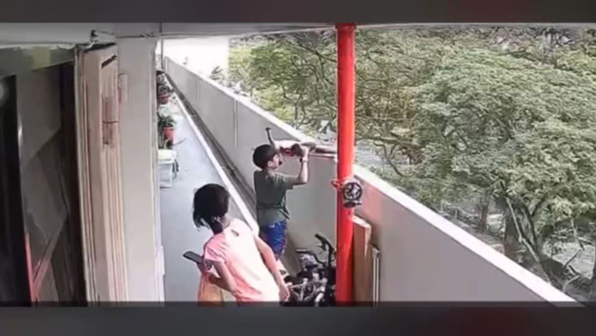 Polis siasat 2 kanak-kanak buang sampah maut dari tingkat tinggi di Ang ...