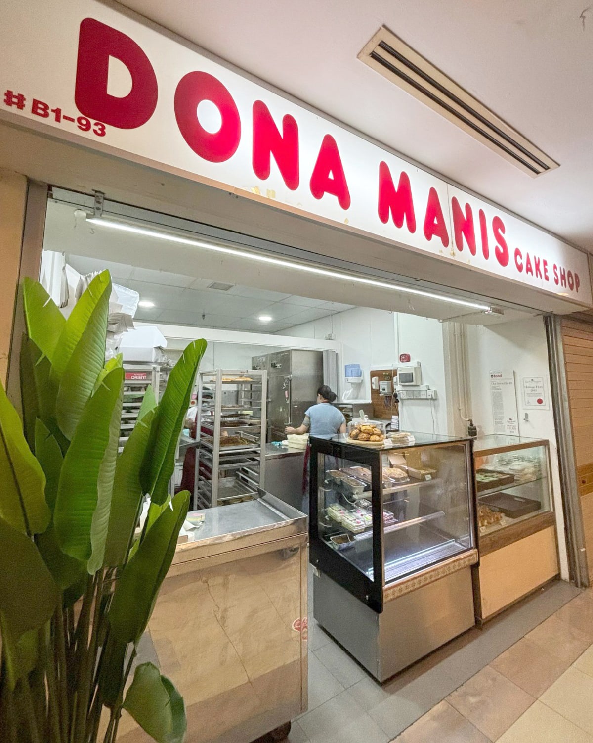 Dona Manis Cake Shop Vs Auntie Peng Banana Pie - Which One Is Better ...