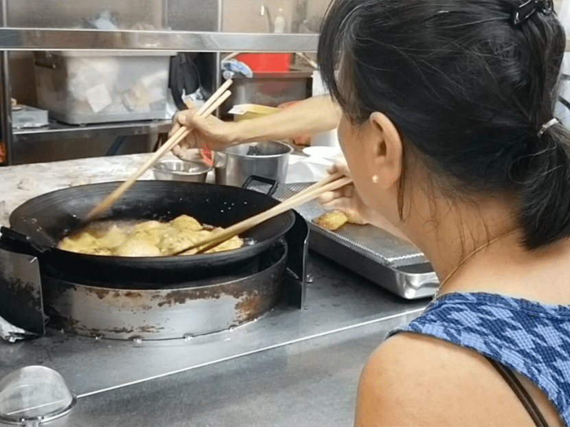 Gallery: Fry-it-yourself hum chim pengs still pulling in crowds - TODAY