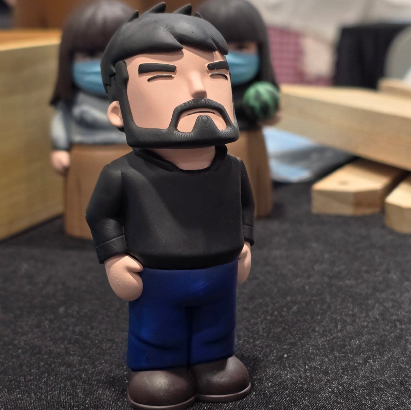 来都来了，不买吗？“红姐”公仔登场，连臭男人都有 - vibes by 8world