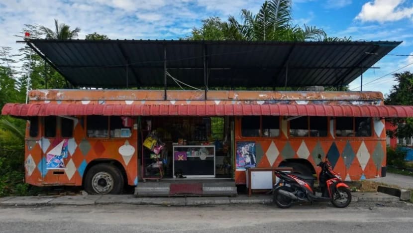 Bas lama ini berjaya diubah suai jadi kedai runcit; pikat ramai ...