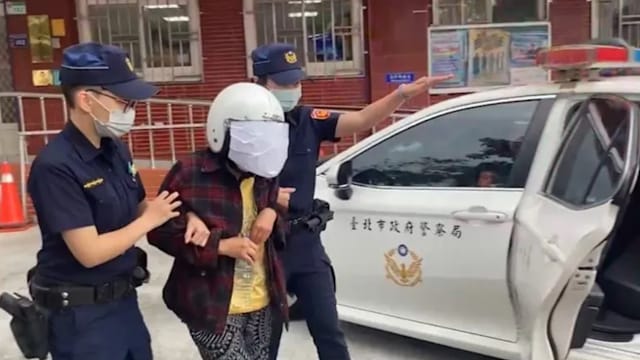 照顾瘫痪儿50年撑不下去 台湾八旬老妇口塞红包将他闷死 - 8world