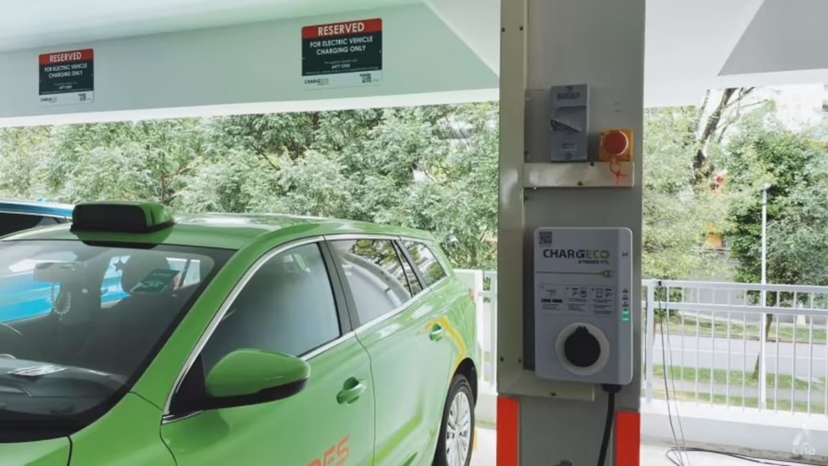 30% tempat letak kereta HDB akan ada tempat cas EV jelang hujung 2023 ...