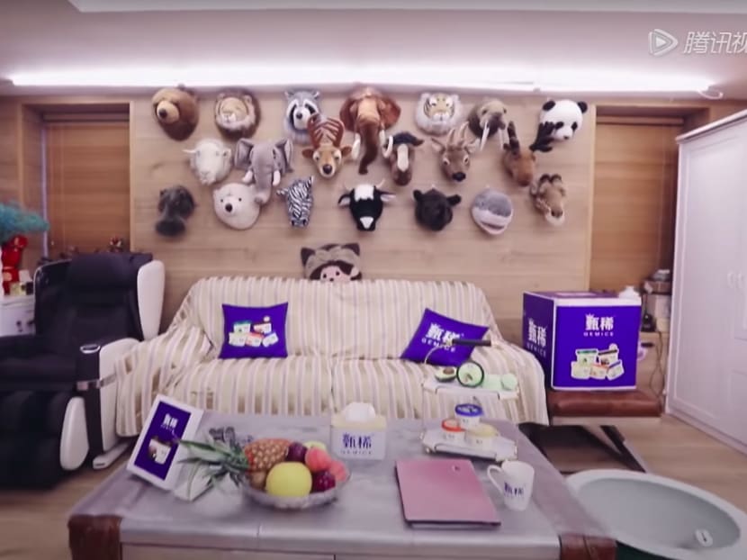 Netizens Think Li Chen Has A New Girlfriend After They Spot An Extra ...