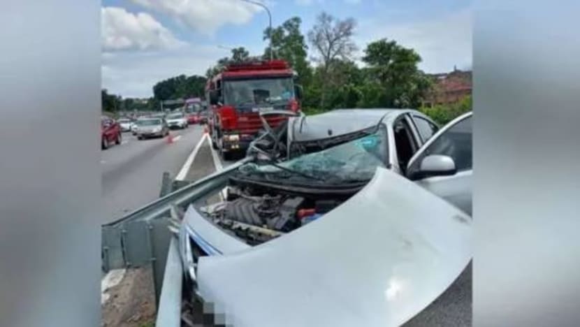 Lelaki warga SG maut selepas kereta terbabas, langgar besi penghadang jalan di susur masuk ...