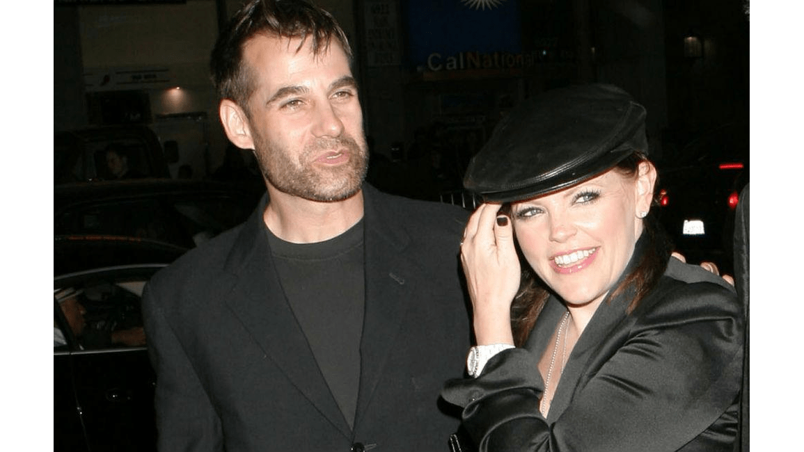 Natalie Maines is divorced at last - 8days