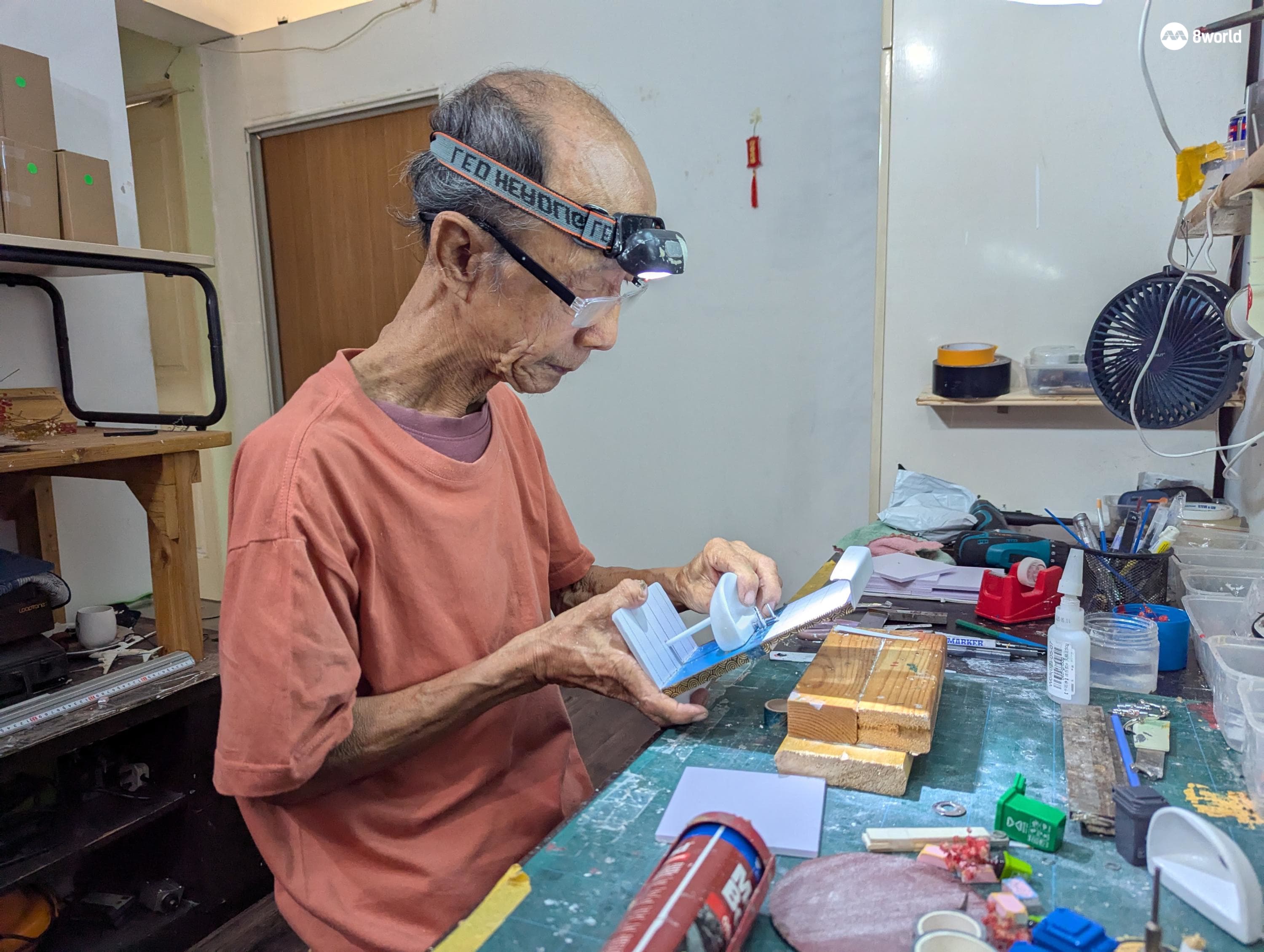 巧手造“迷你厕所” 74岁退休阿叔：要充实过生活 - 8world