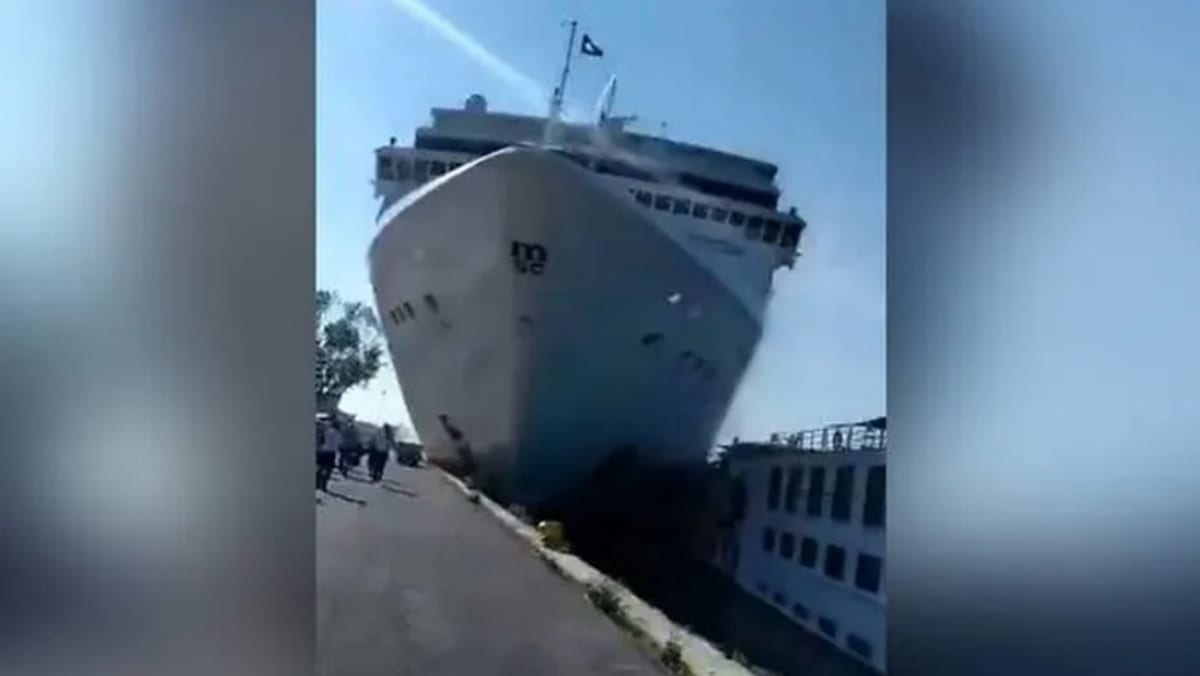 Kapal hilang kawalan, rempuh dermaga Venice dan bot pelancongan ...