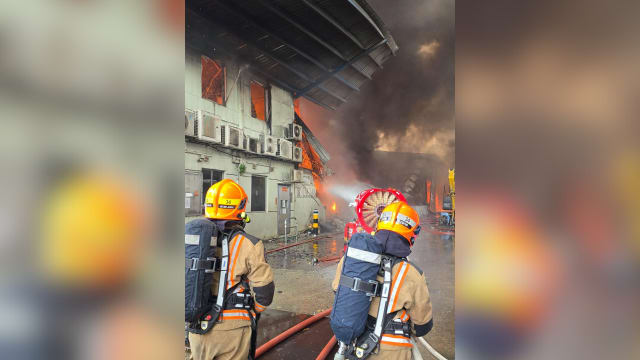 克兰芝废品回收厂发生火患 民防部队吁公众避开该地段 - 8world