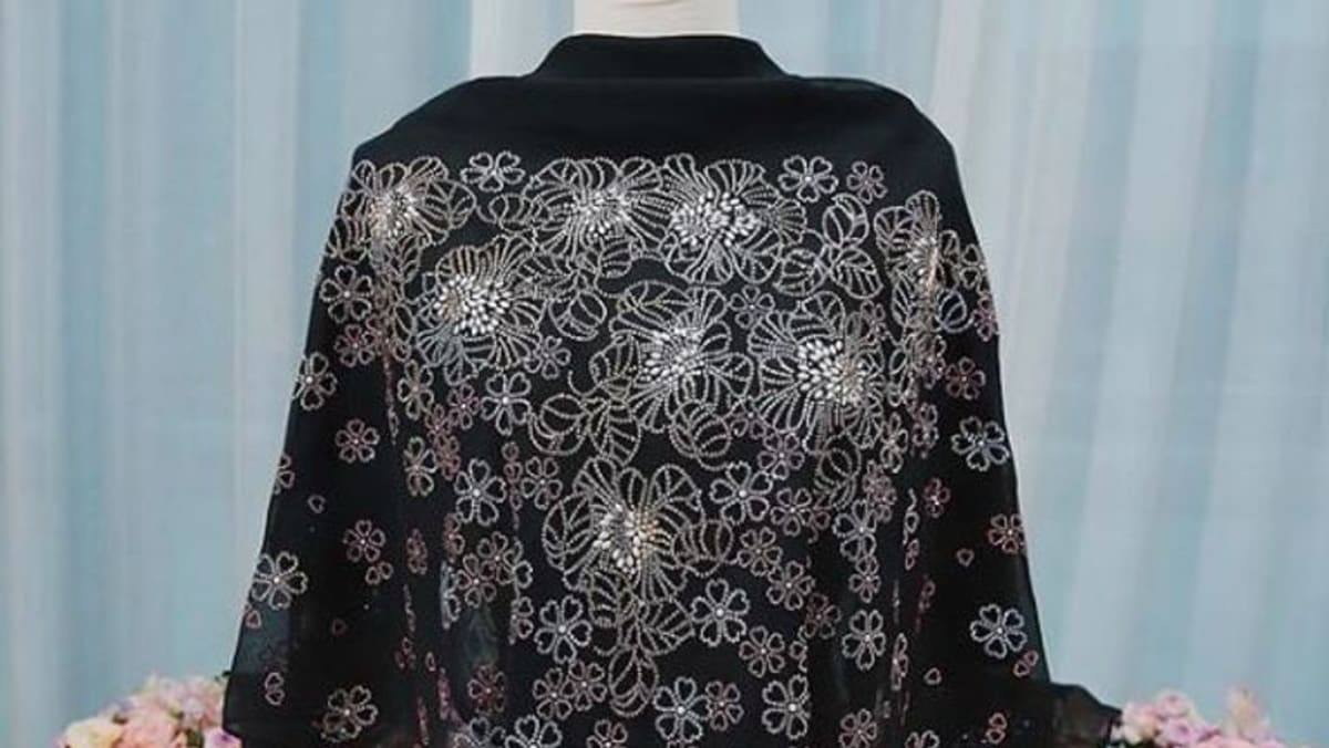 Tudung bawal RM50,000 bertatah kristal Swarovski, termahal seumpamanya di dunia - BERITA Mediacorp