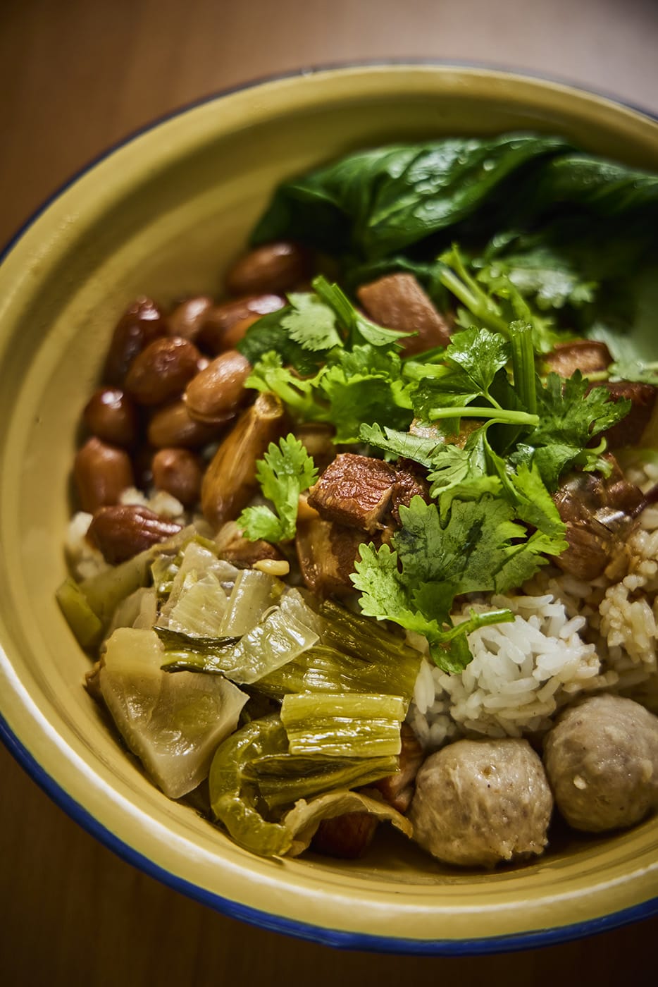 Sim Lim Eatery Sells Laksa Cooked With Earthworms, Boss Claims It ...