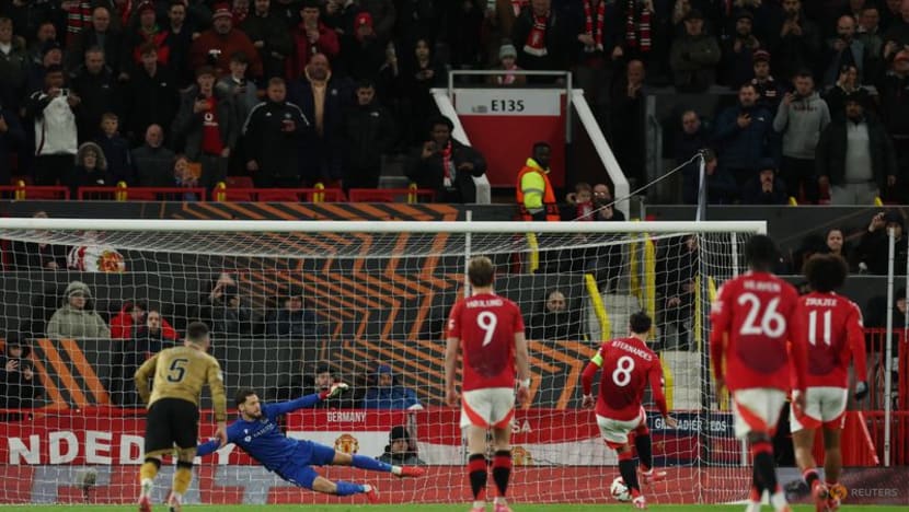 Fernandes hat-trick as United crush Sociedad, Spurs make Europa League ...