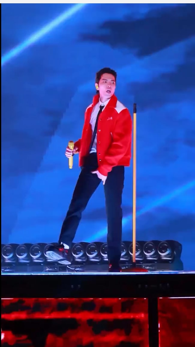 Jam Hsiao Splits Pants On Stage, Reveals Bright Red Undies - 8days