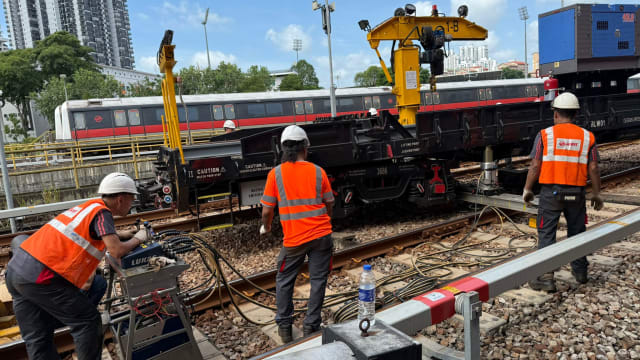 工程车轨道上抛锚 SMRT：目标在傍晚解决问题 - 8world