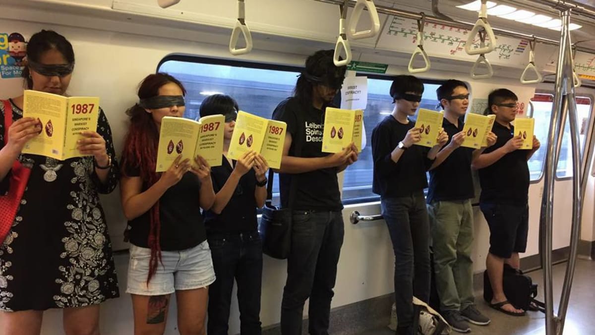 Police looking into protest in MRT, calling for information - TODAY