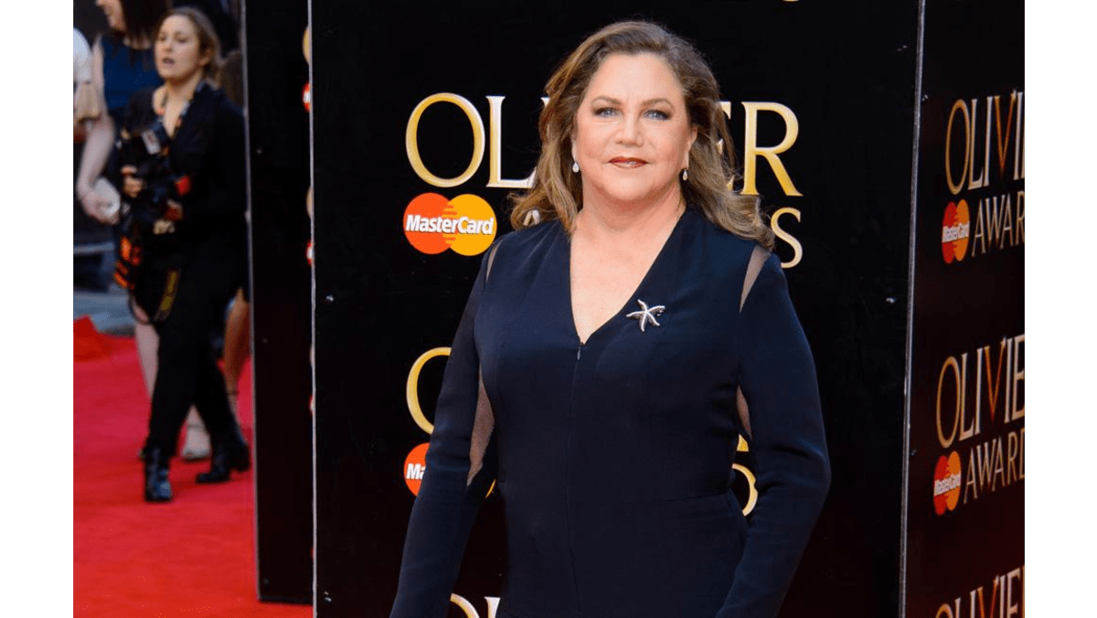 Kathleen Turner called 'dad' by Matthew Perry - 8days