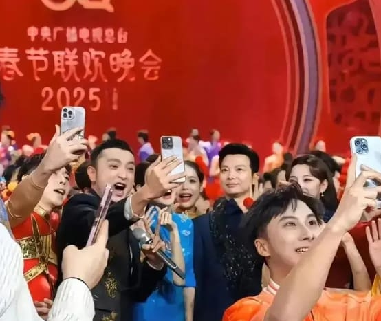 CCTV Spring Festival Gala Host Caught Using iPhone At The Huawei ...