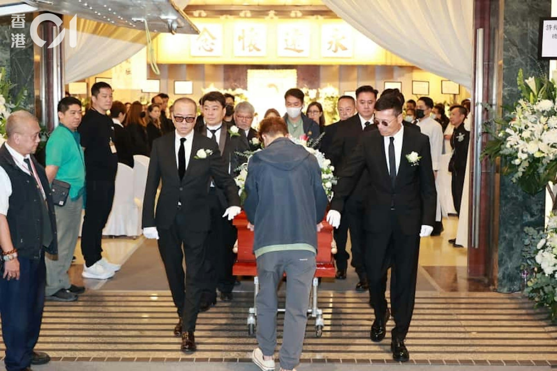 Lee Bee Wah Flies To HK for Benz Hui’s Funeral, Comforts His Wife on ...