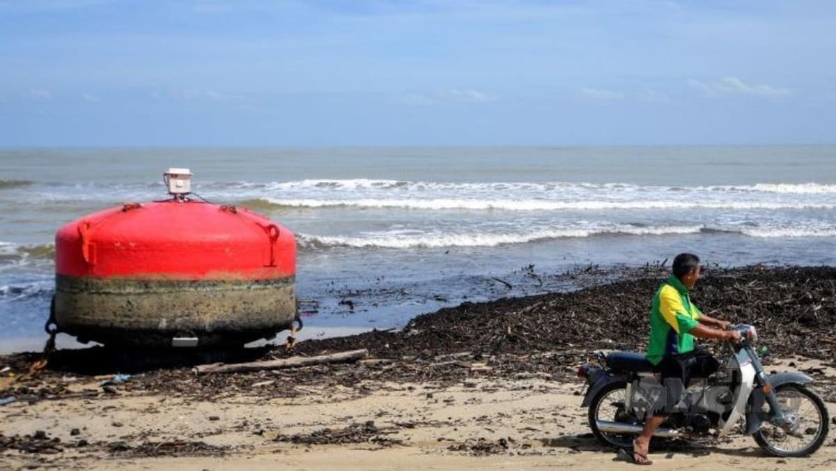 Objek hanyut seakan piring terbang adalah boya, kata Jabatan Laut M'sia ...