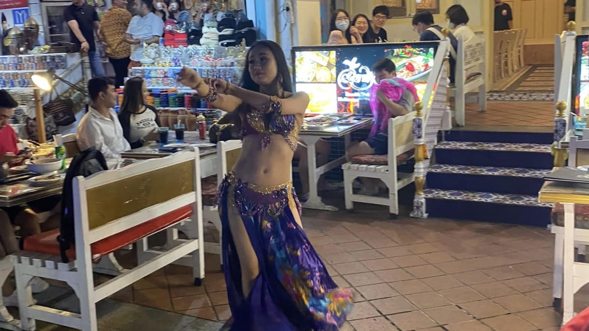 Persembahan Belly Dancing Di Luar Masjid Sultan Menjolok Mata Tidak