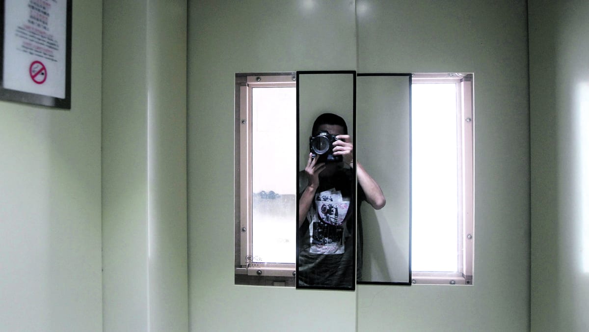 Mirrors in HDB lifts aim to deter crime - TODAY
