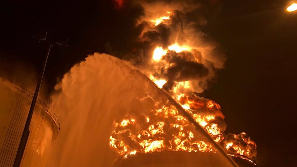 Blaze on Pulau Busing oil storage tank put out after 6 hours - TODAY