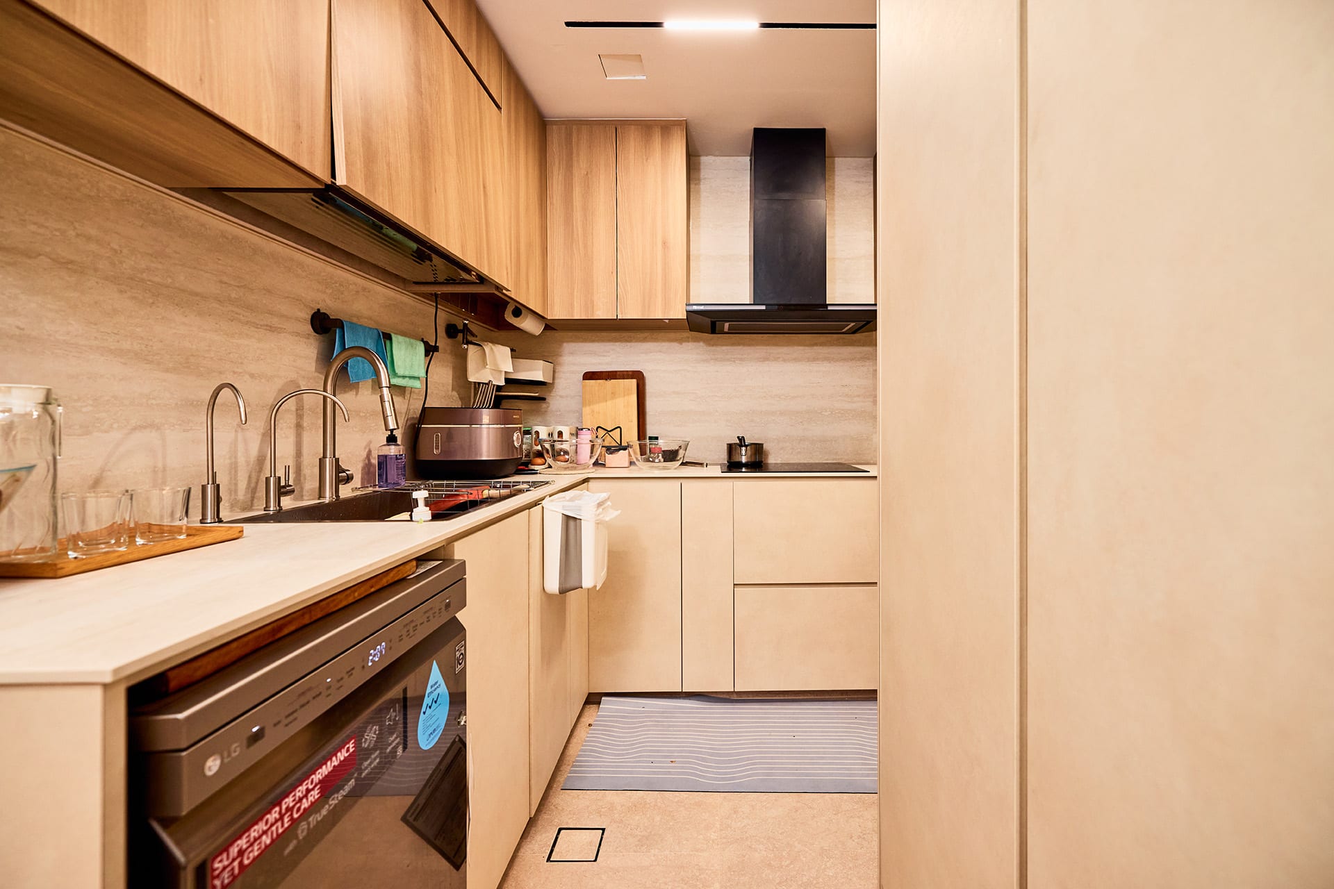 Darren Lim & Evelyn Tan Reclaim Master Bedroom From Their 4 Kids, Who ...