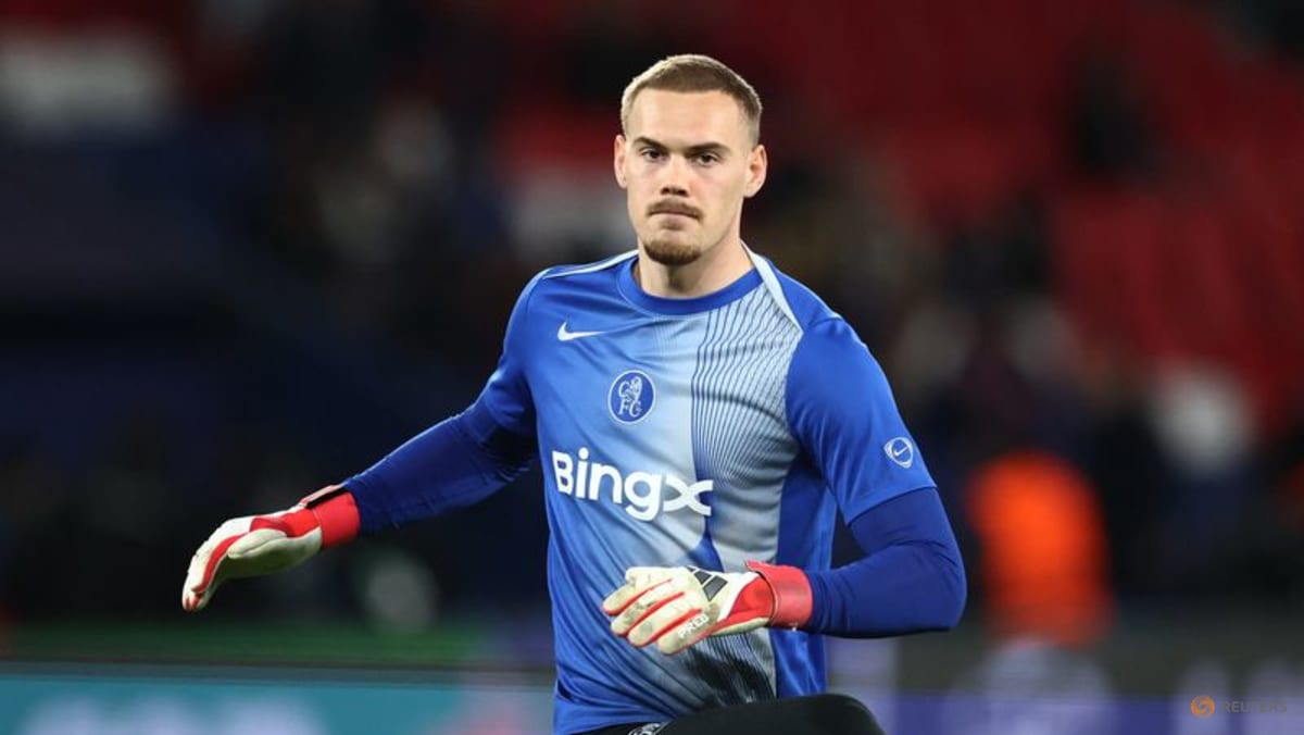 Chelsea manager Rosenior keeps faith in keepers, James extends contract ...