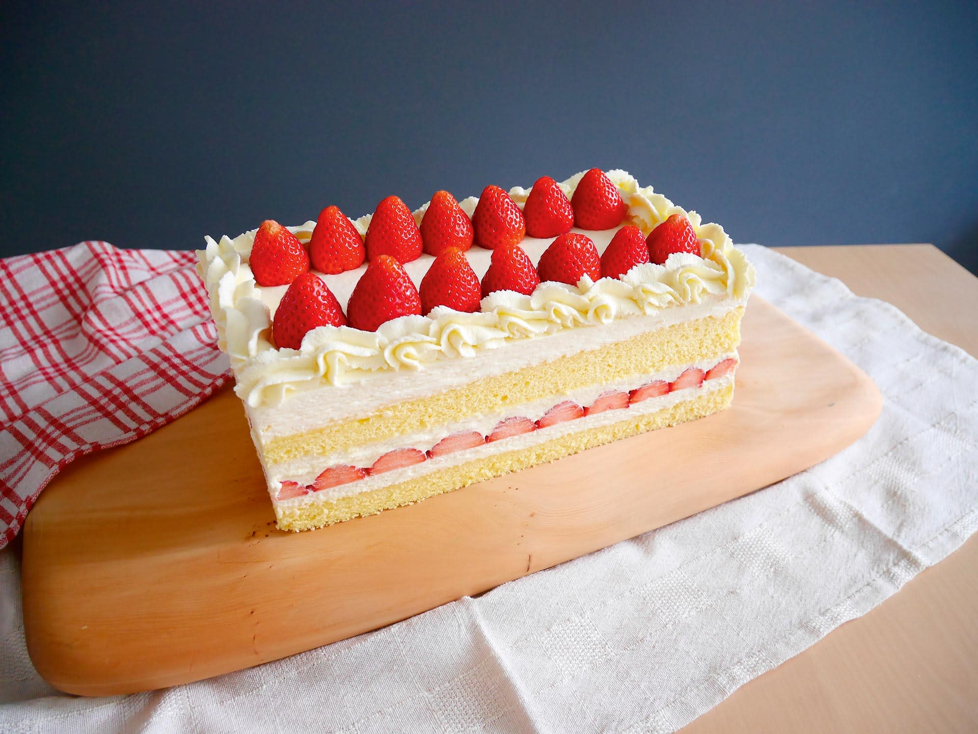rectangle strawberry cake