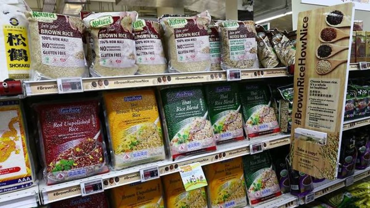 பொதுமக்கள் பதற வேண்டாம்...பேரங்காடிகளில் போதுமான இருப்பு உள்ளது: NTUC ...