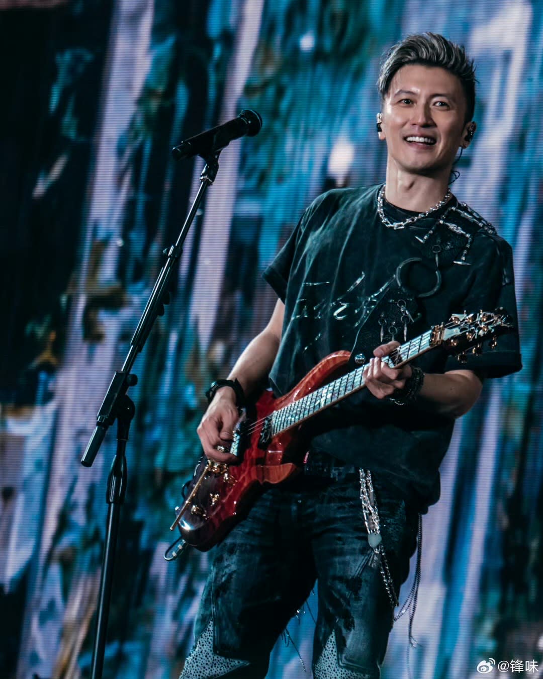 Faye Wong Seen Dancing Happily At Boyfriend Nicholas Tse’s HK Concert ...