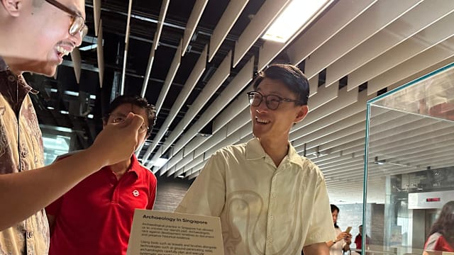 SMRT与文物局合作 首次在地铁站展出本地考古历史文物 - 8world