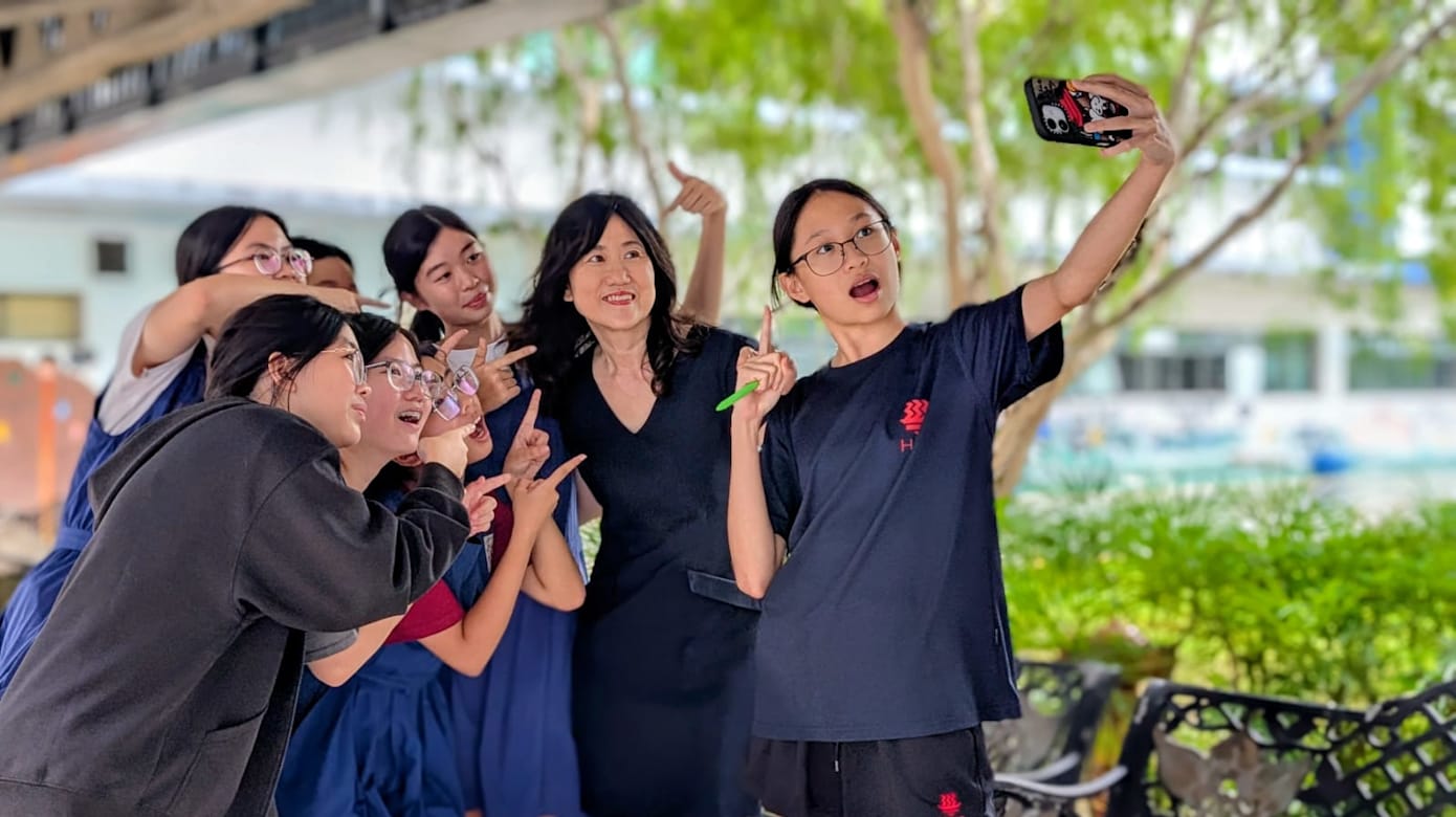 教师敬业乐业努力培育下一代 微小言行对学生起着深远影响 - 8world