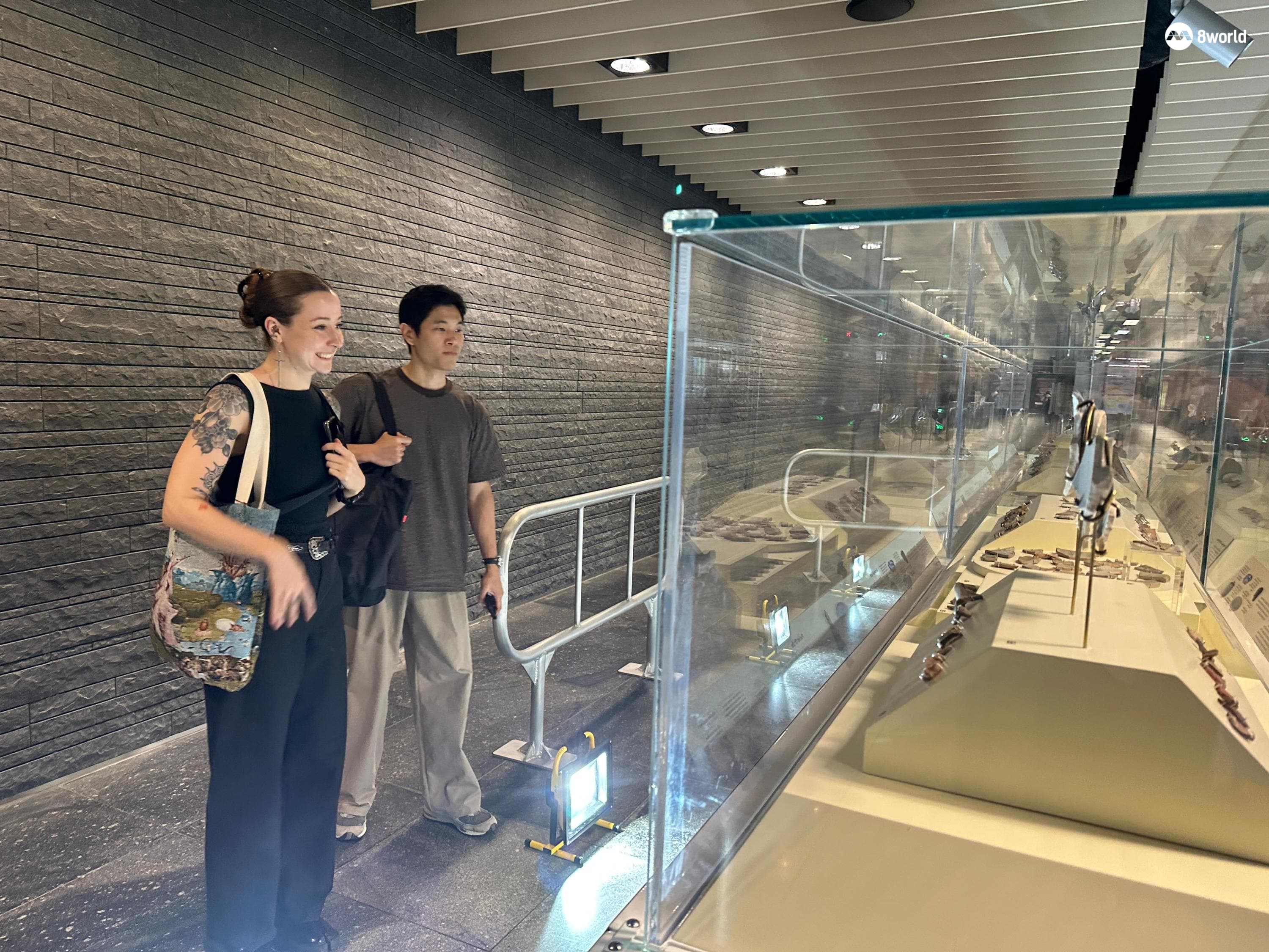 SMRT与文物局合作 首次在地铁站展出本地考古历史文物 - 8world