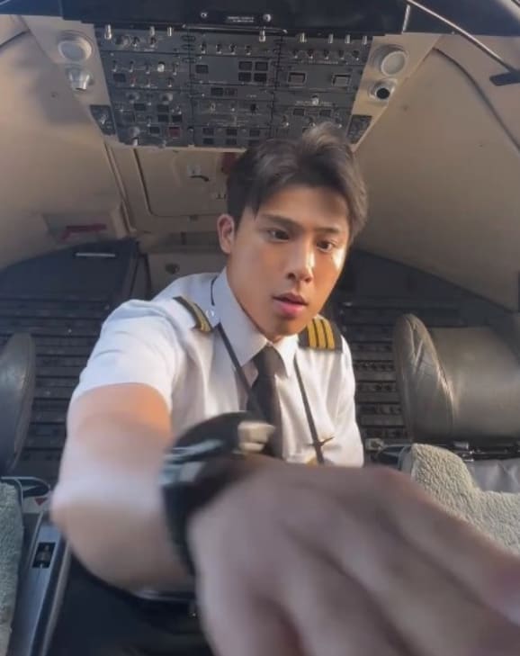Cute Japanese-Filipino United Airlines Pilot, 30, Has Internet Wanting ...