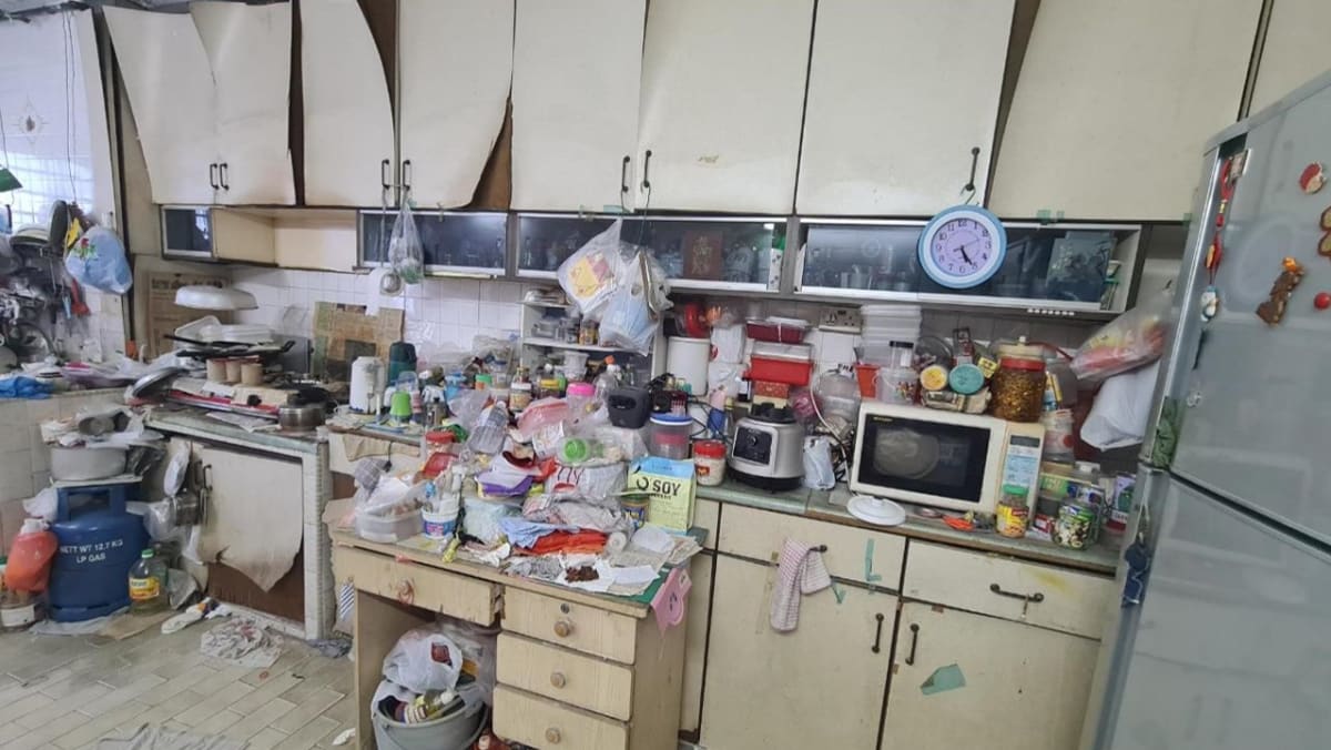 This 4-Room Flat’s Kitchen Is A Danger Zone — Cabinets Are Falling ...