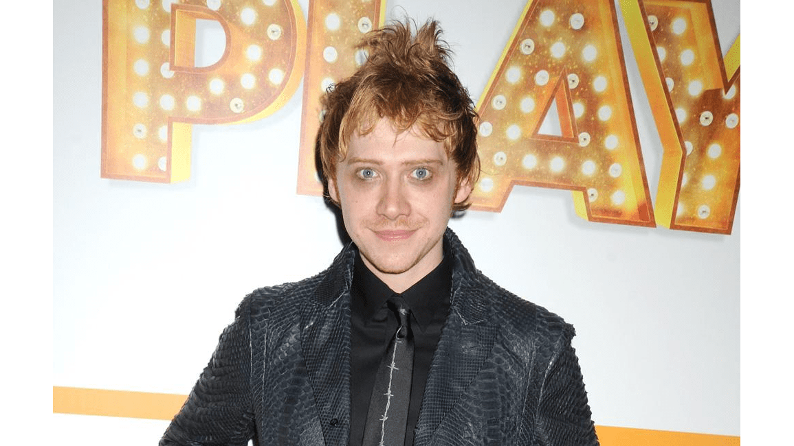 Rupert Grint wears a hat to hide his identity - 8days