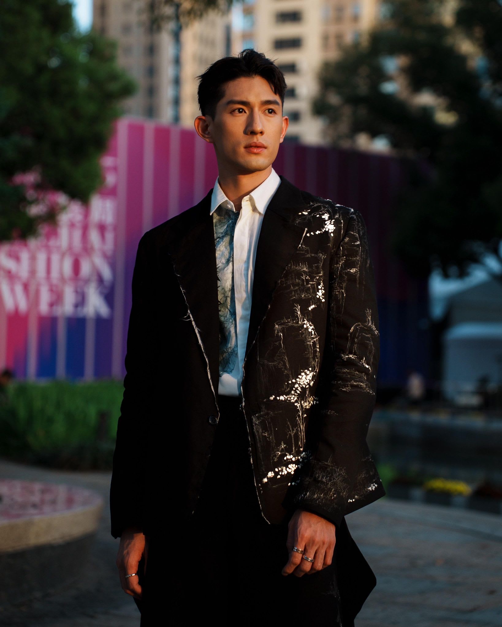 孙政首次出席上海时尚周 “兼任”记者采访知名设计师 - vibes by 8world