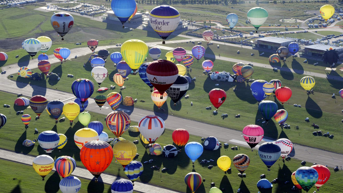 Hot air balloon launch in France soars past record - TODAY