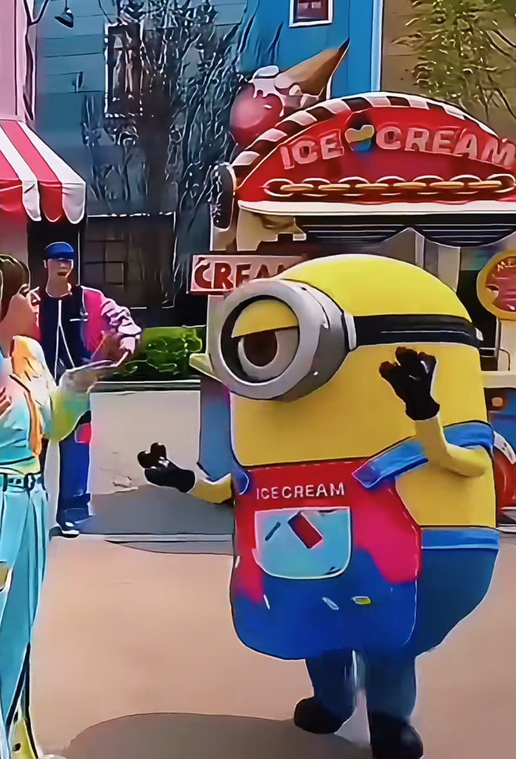 Minion Performer Falls Over At Universal Studios Beijing; Unable To Get ...