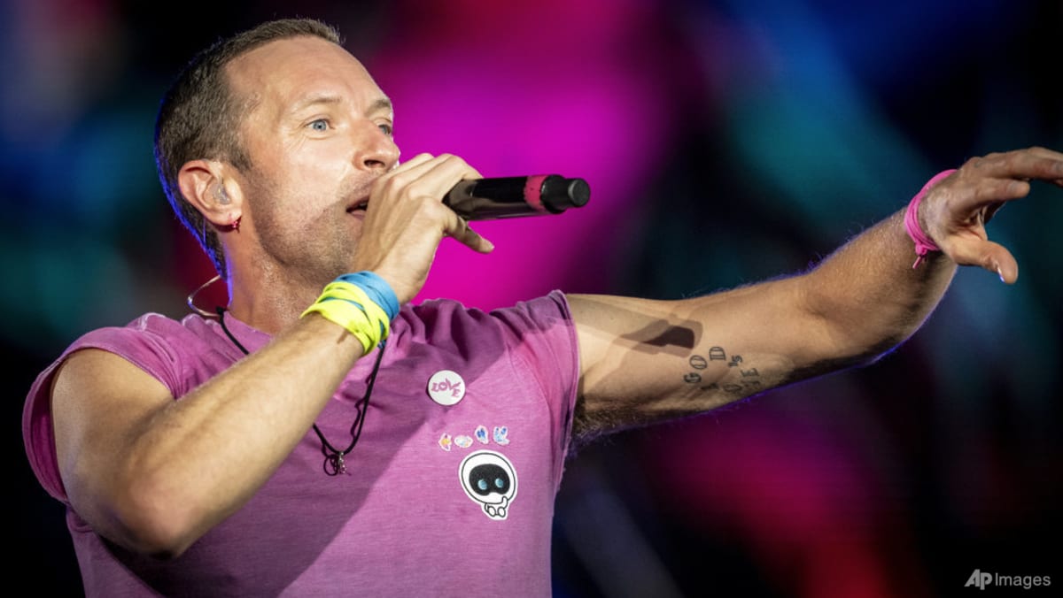 Coldplay's Chris Martin dedicates a song to Taylor Swift at Germany ...