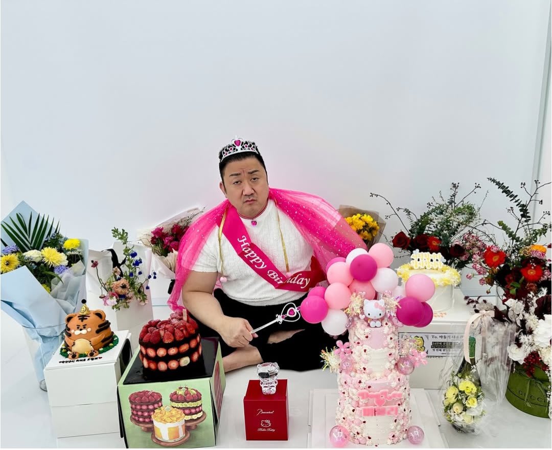 Korean Macho Man Don Lee Turns 54 With Princess-Themed Bash - 8days