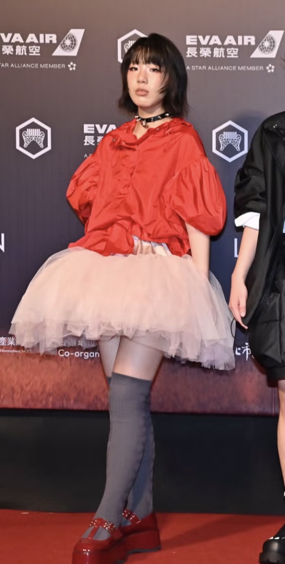 Taiwanese Singer Waa Wei’s Golden Melody Outfit Likened To 'Ah Ma ...