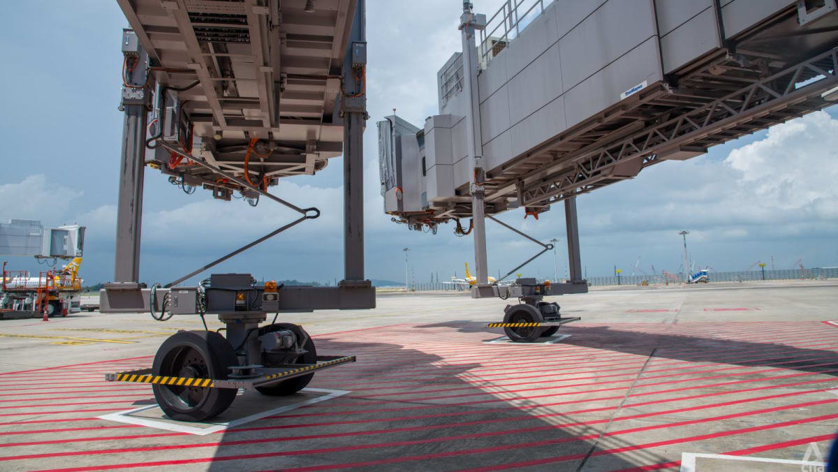 Changi Airport rolls out first fully automated passenger loading bridge ...